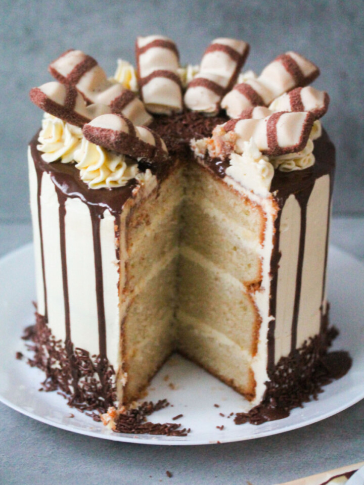 Simple White Kinder Bueno Cake - Sims Home Kitchen