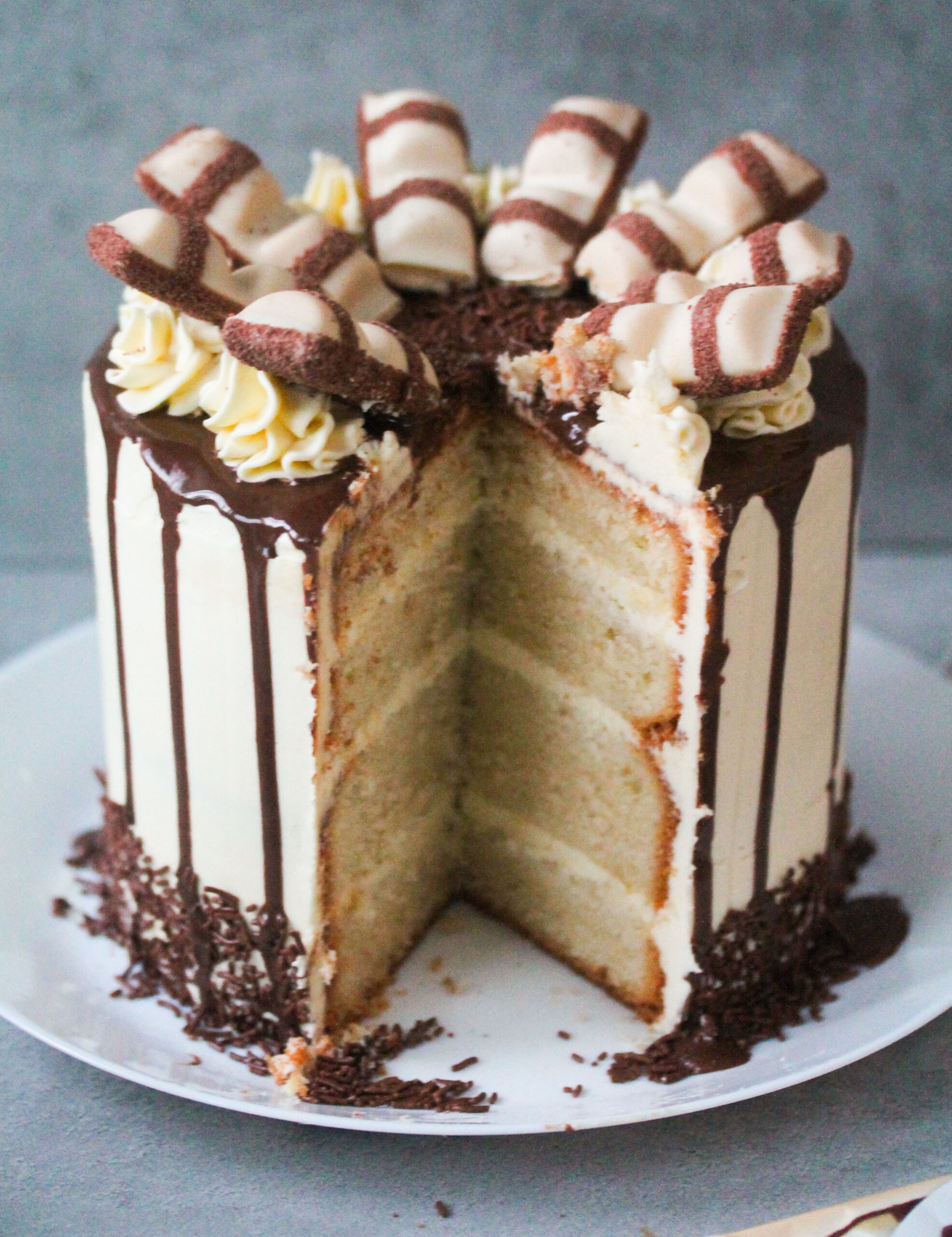 White Kinder Bueno Cake | Sims Home Kitchen