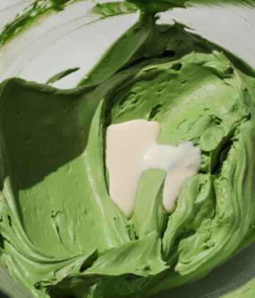 Fluffy Matcha Buttercream Frosting - Sims Home Kitchen